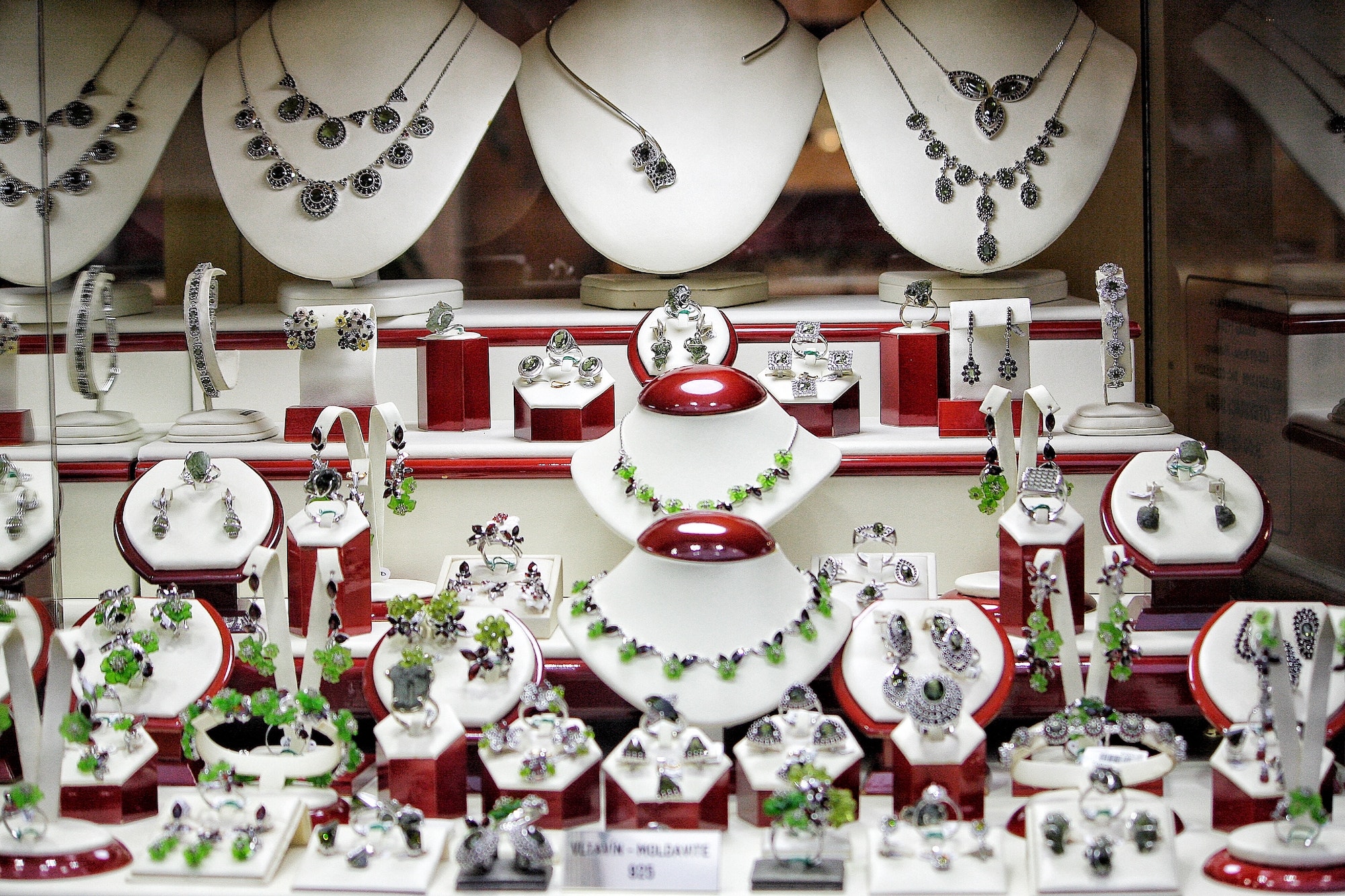 Alluring Diamond Jewellery - Five Ways Jewellery Captivates Us